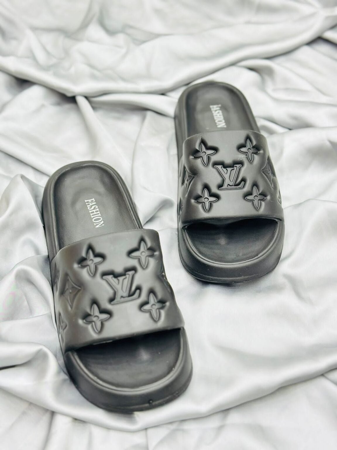 Louis Vuitton Waterfront Mule Slippers » Jorden Duck
